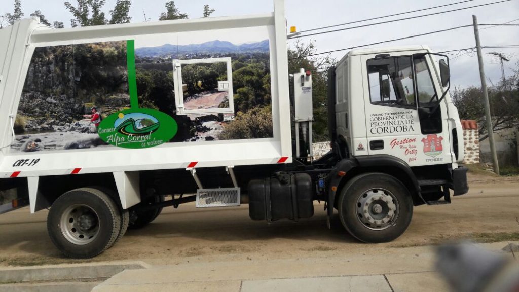 CAMIÓN COMPACTADOR PARA TRASLADO DE BASURA